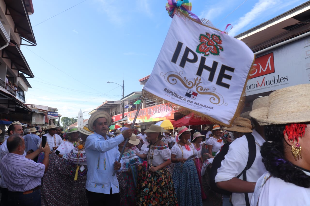 IPHE enaltece nuestro folclor en el Desfile de Las Mil Polleras