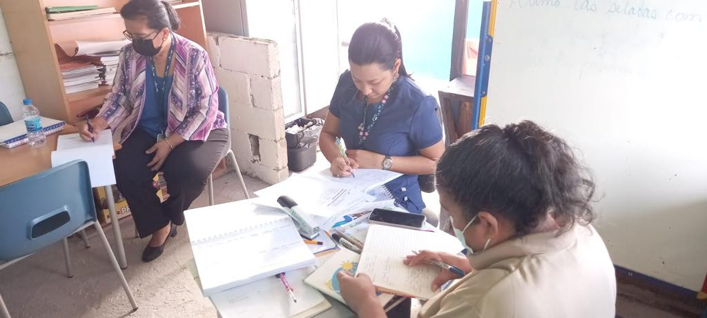 Personal del IPHE de Penonomé orientan a docentes de escuelas inclusivas