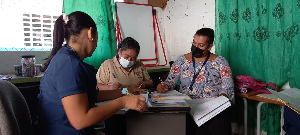 Personal del IPHE de Penonomé orientan a docentes de escuelas inclusivas