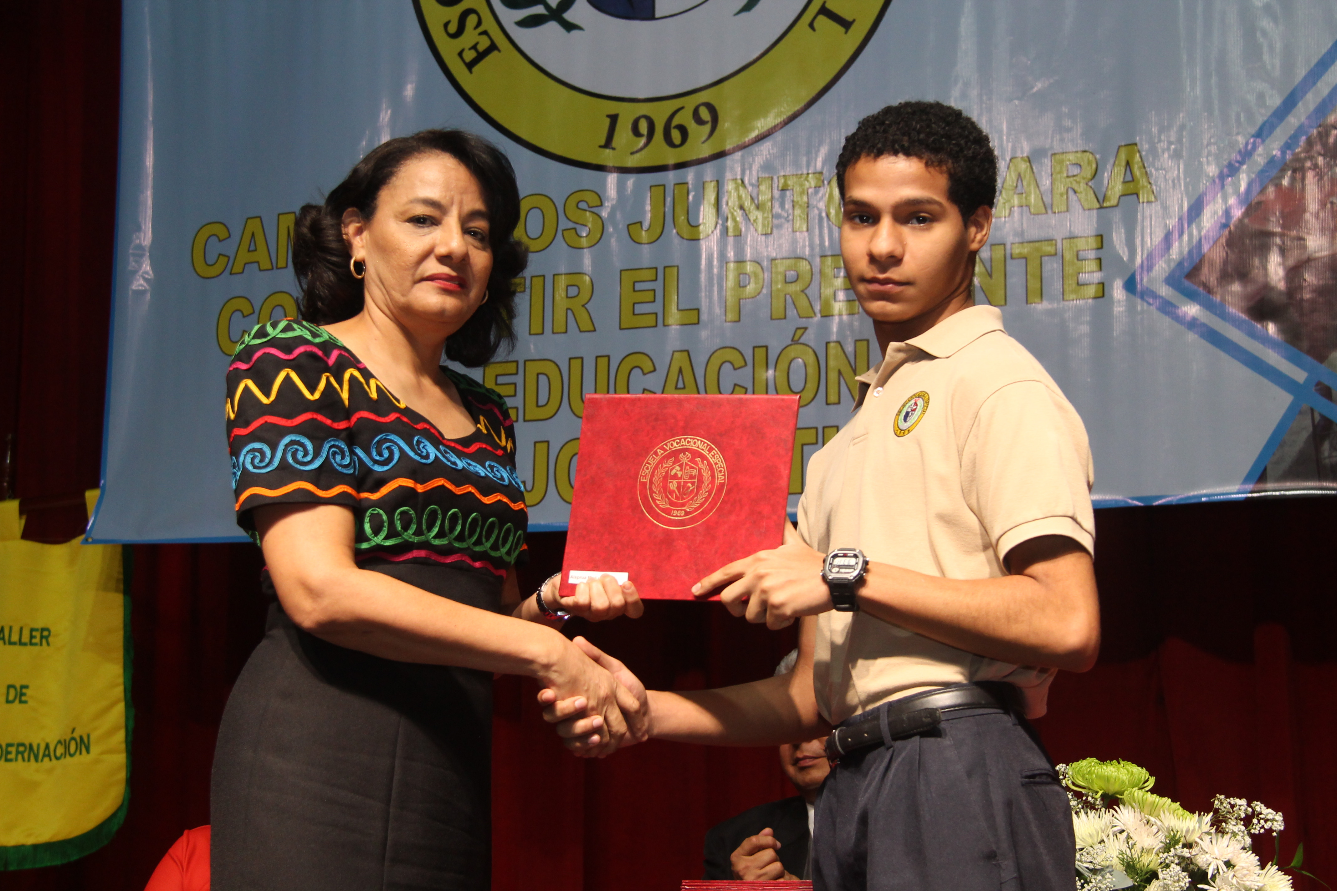 IPHE gradúa 2,025 estudiantes en todo el país.