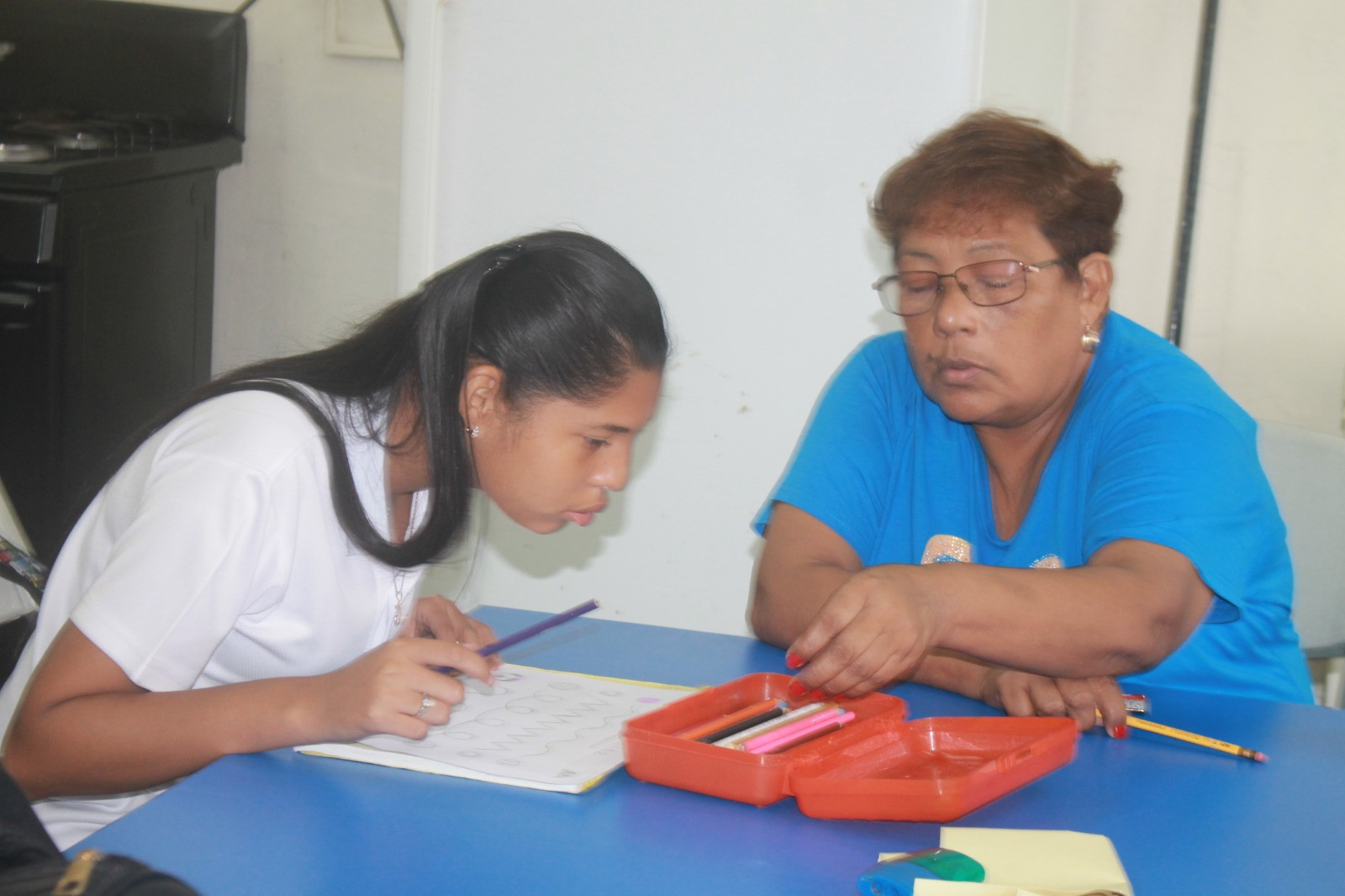 Fortalecen proceso de lectoescritura en estudiantes de Escuela de Ciegos