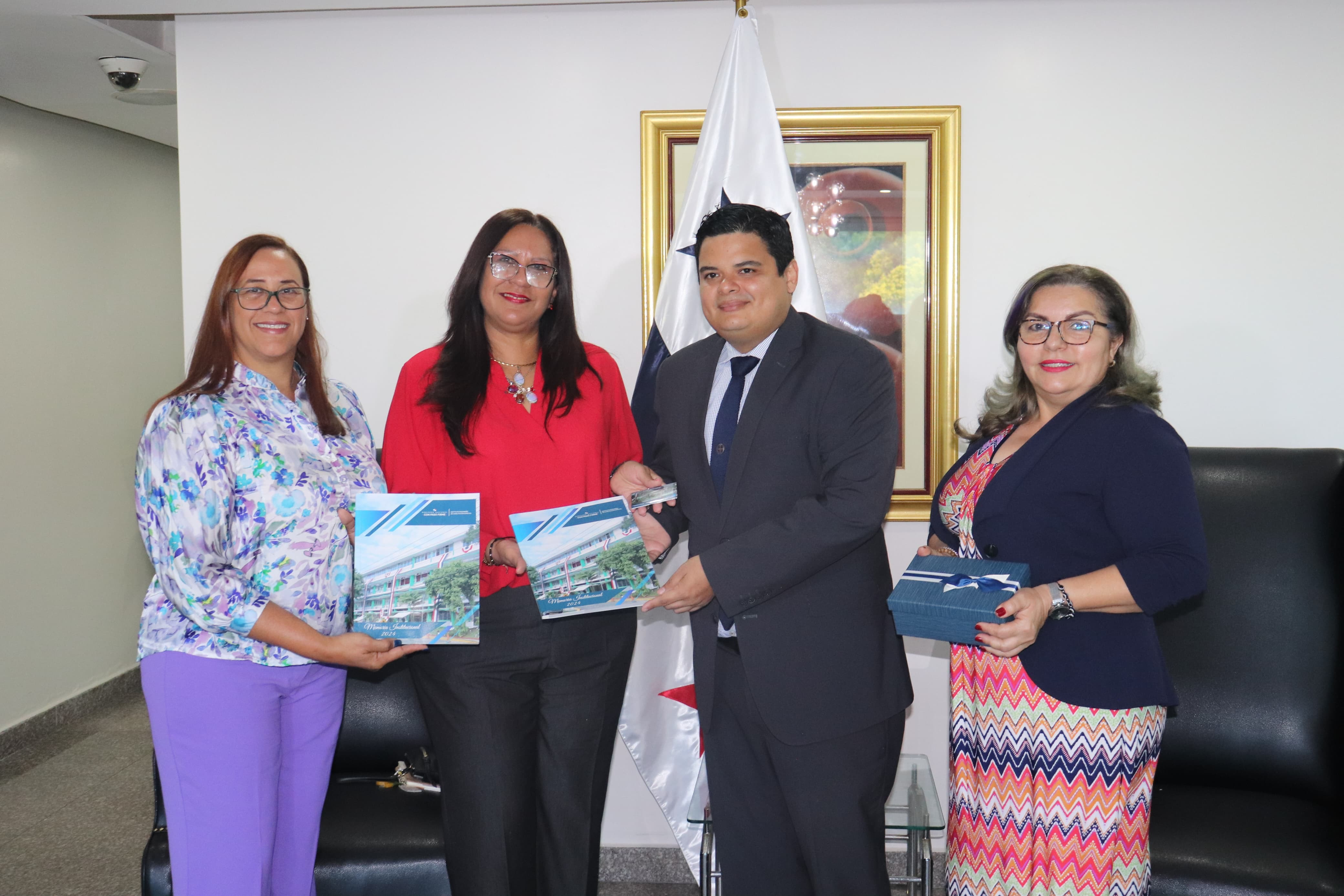 Entrega de la Memoria Institucional del IPHE a la Asamblea Nacional