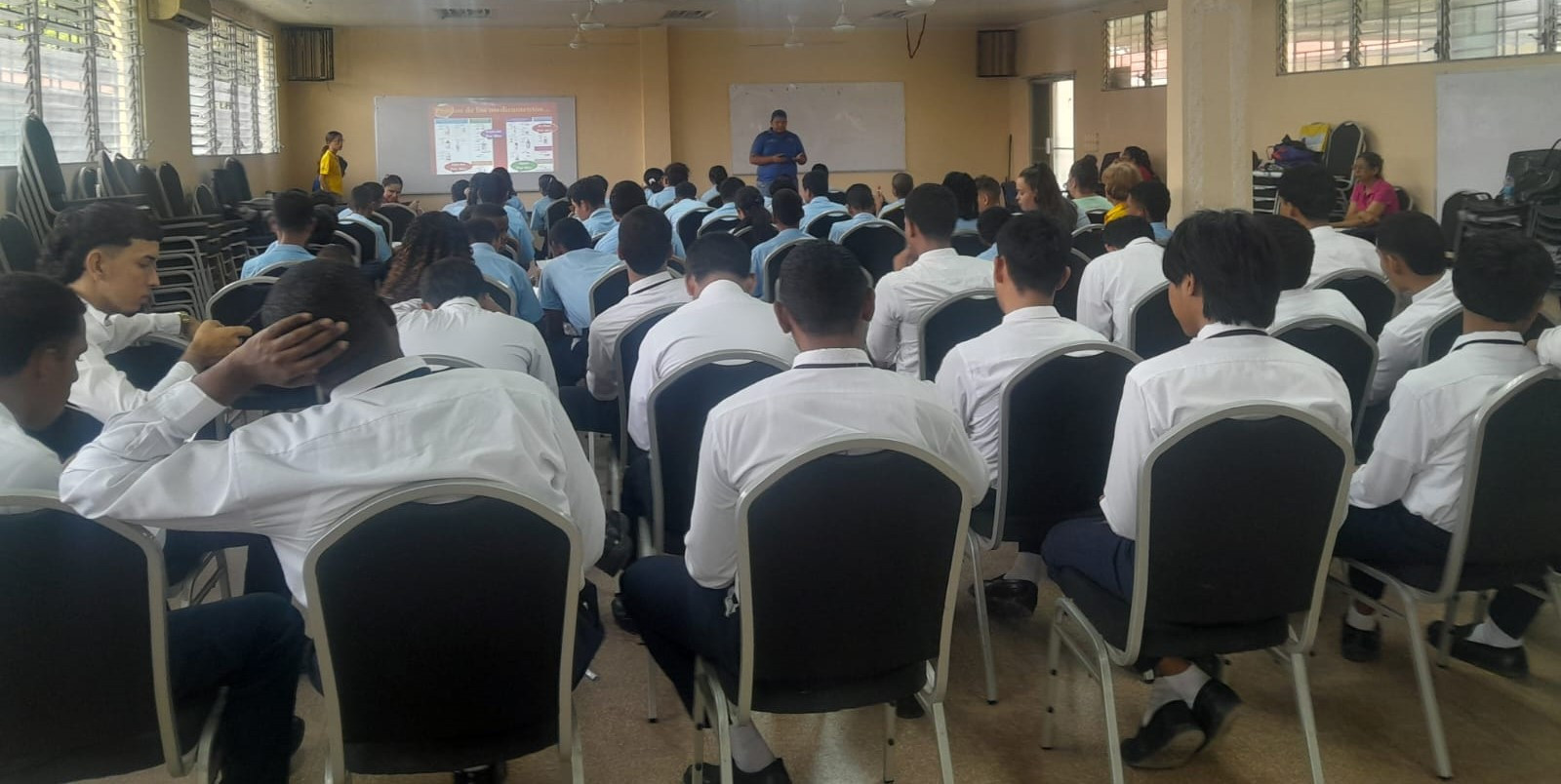 Docencia sobre el VIH para estudiantes de inclusión en Tocumen