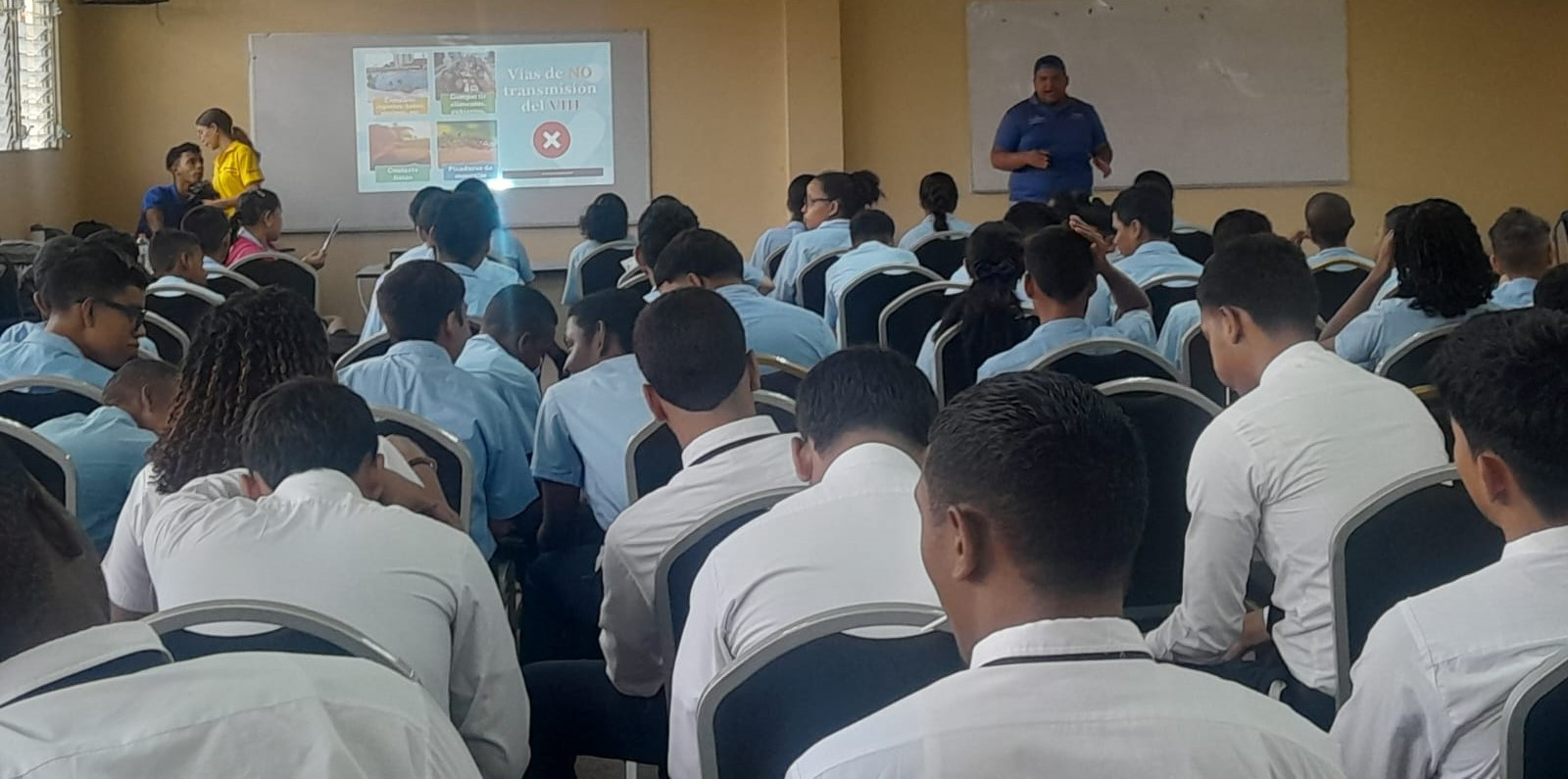 Docencia sobre el VIH para estudiantes de inclusión en Tocumen