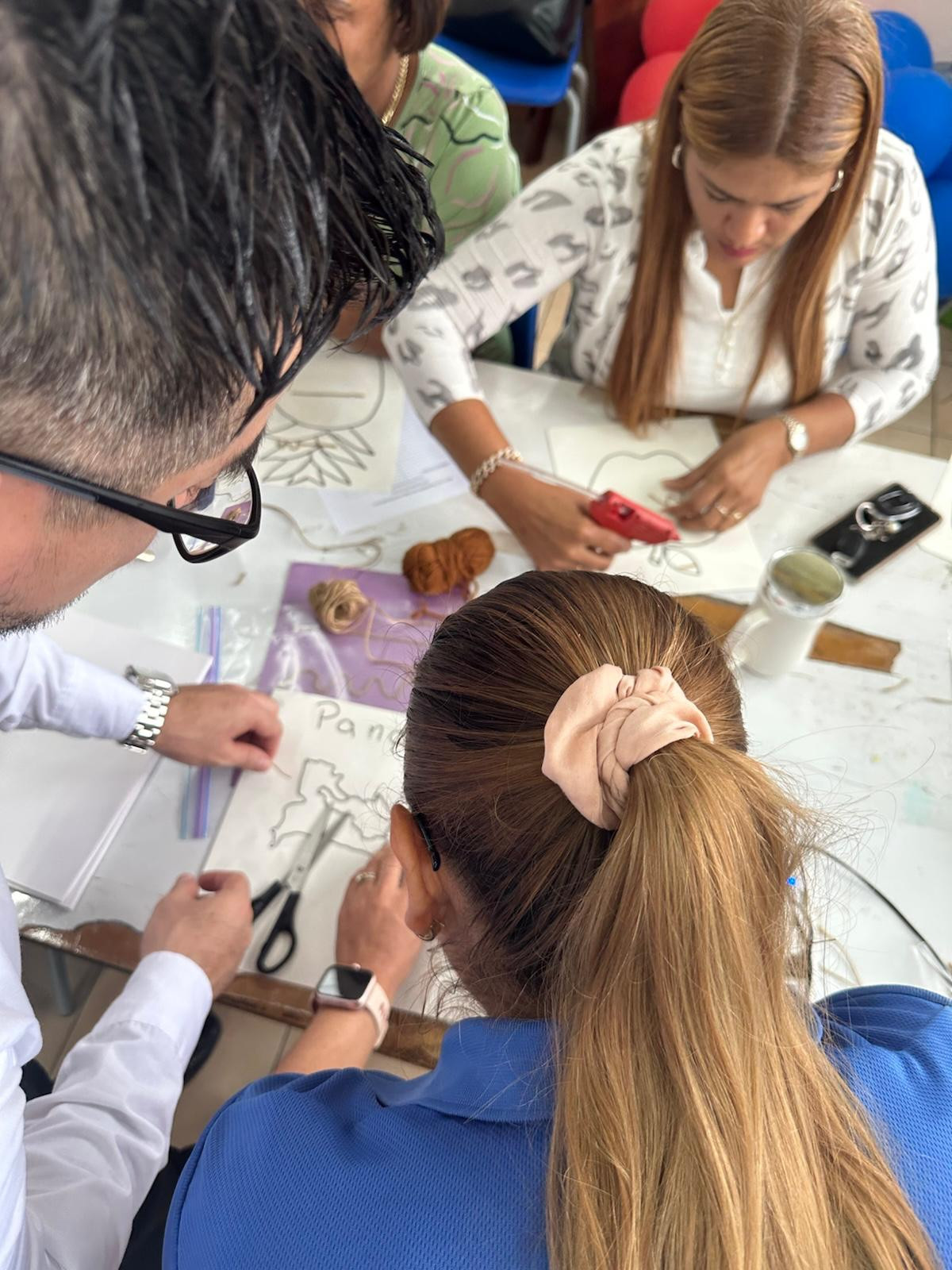 Docentes y padres aprenden a confeccionar materiales inclusivos para ...